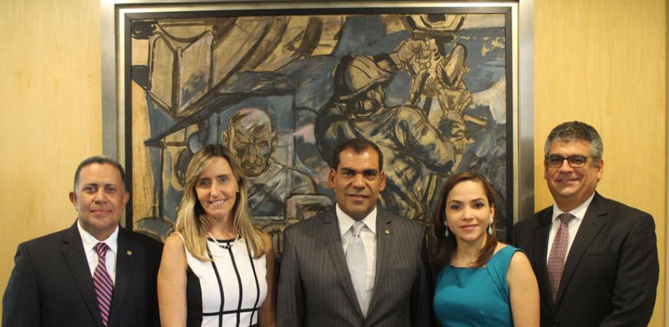 Los señores Edigarbo García, María Gabriela Mariné, Luis Bencosme ...