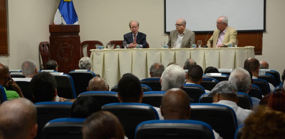José Luis Corripio Estrada, junto al director del Archivo General de la ...