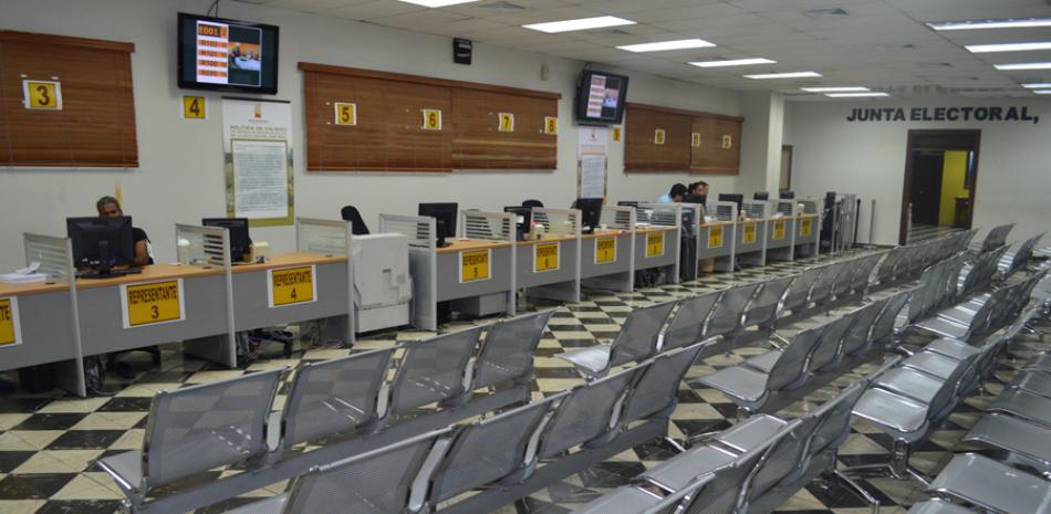 Vence plazo. Los centros de cedulación de la Junta Central Electoral permanecieron ayer ...