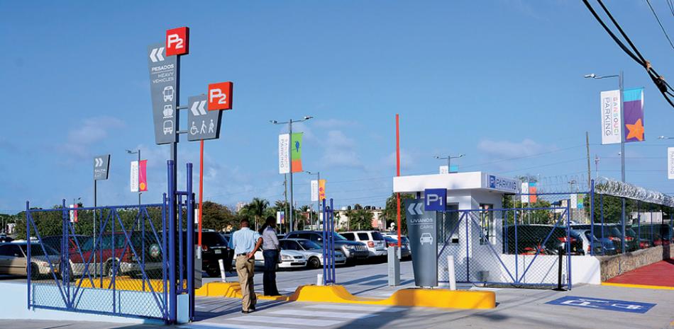 El parqueo tiene capacidad para 53 autobuses y 101 vehículos livianos.