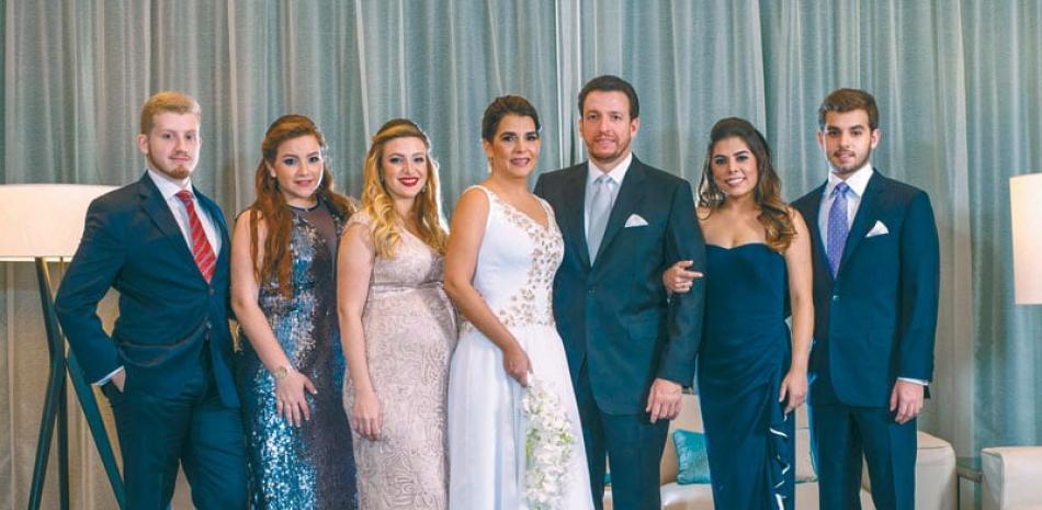 José Alejandro Aybar y Shahily Elina Pimentel, junto a sus respectivos hijos Alejandra, José ...