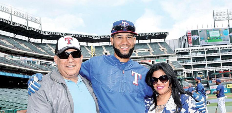 Nomar Mazara figura junto a sus padres Ramón e Ingrid durante una de ...