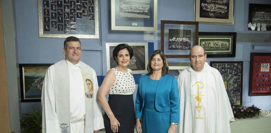 Los sacerdotes Manuel Masa y Jorge Luis Rojas, junto a María Amalia ...