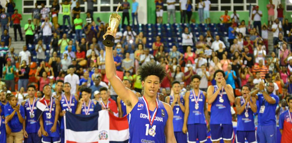 Alanzo Frink eleva el trofeo de Jugador Más Valioso en la premiación ...