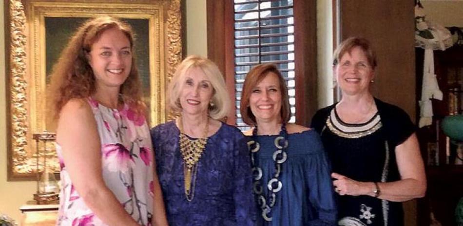 Participación. Nathalie Bossé y Clare Gabert junto a Claudia Defilló ...