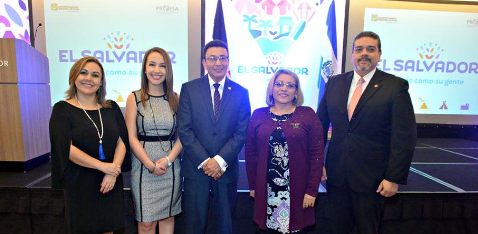 Acto. Claudia Lazo, Claudia Monge y el embajador Óscar Chávez Valiente ...
