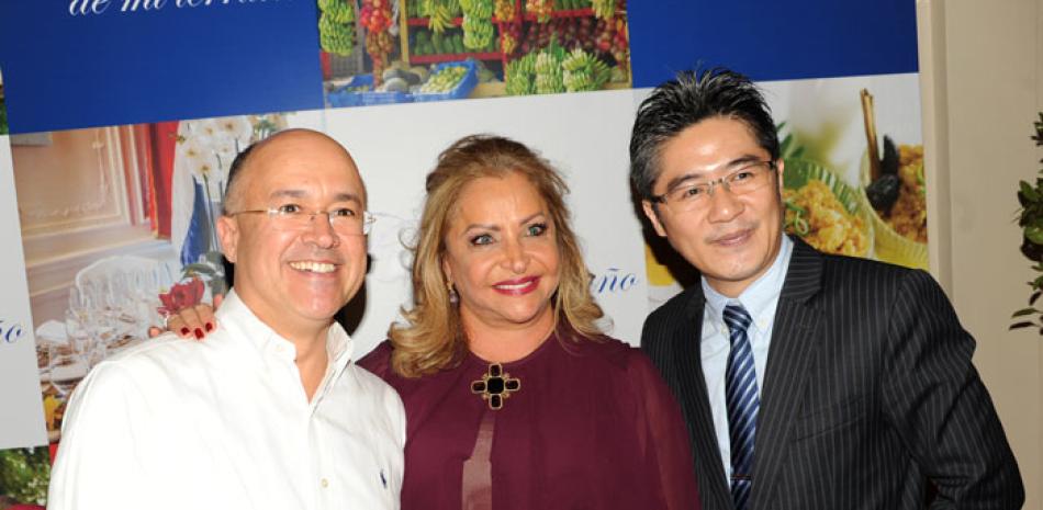 Francisco Domínguez Brito, Rosa Hernández de Grullón y Óscar Liang.