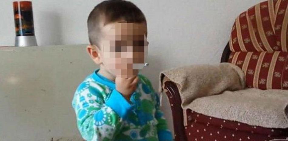 Policía: Arrestan a madre por video viral de bebé fumador