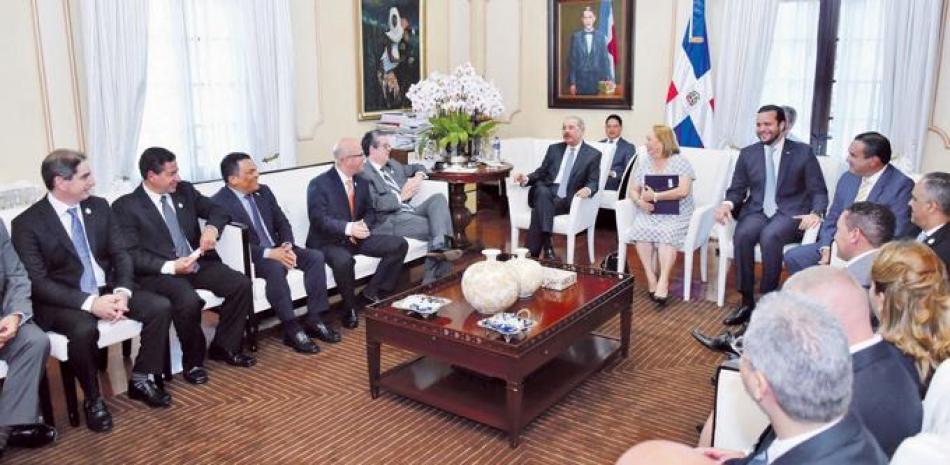 Reunión. El presidente Danilo Medina junto a los empresarios Luisa ...