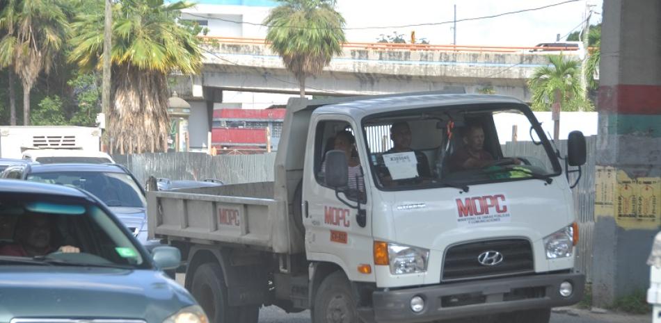 Calle Josefa Brea: entre hoyos, taponamientos y accidentes