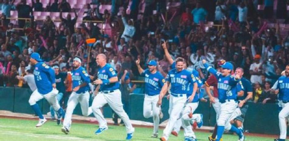 Jugadores de los Cangrejeros de Santurce festejan la victoria que le ...