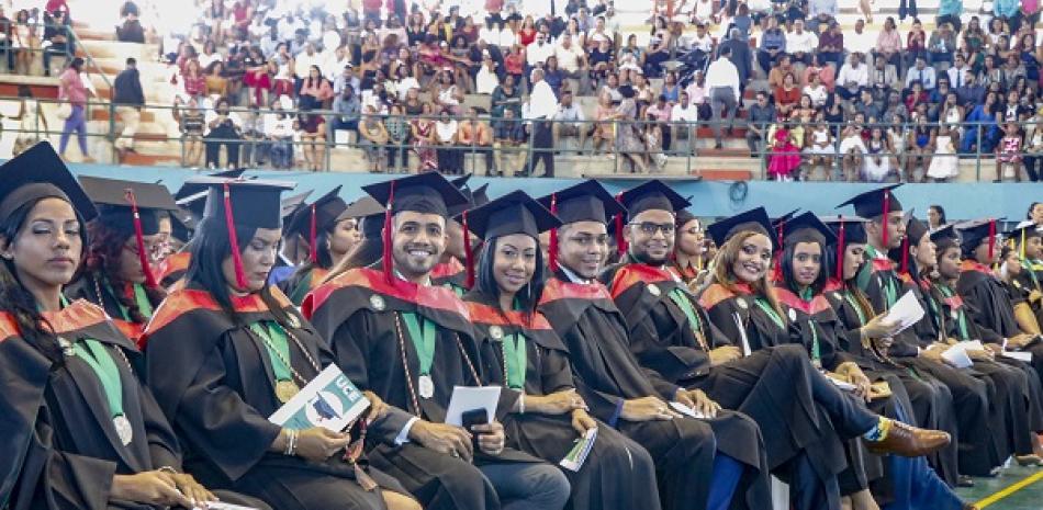 Graduandos de la CXXX graduación ordinaria de la Universidad Central ...