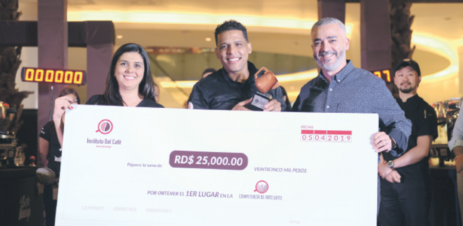 Grethel Fernández, Carlos Sánchez y Omar Rodríguez. CORTESÍA DE LOS ...