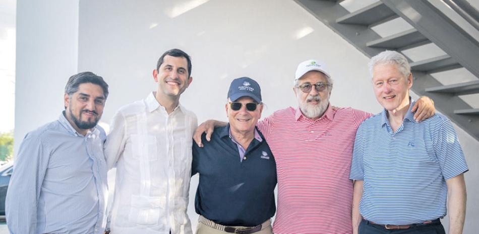 Roberto Herrera, Frank Rainieri, Rolando González, Bunster y Bill Clinton.