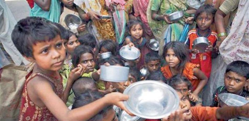 Niños pidiendo comida, foto de archivo. / Listín