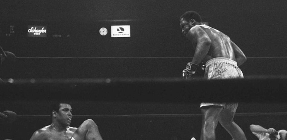 Muhammad Alí cae a la lona tras recibir un golpe de Joe Frazier en el ...
