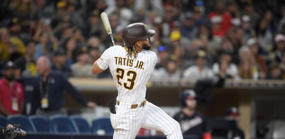 Fernando Tatis Jr., de los Padres, completa el swing para conectar el ...
