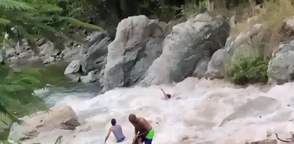 Rescatan personas arrastradas por crecida de río Guanajuma en Jánico