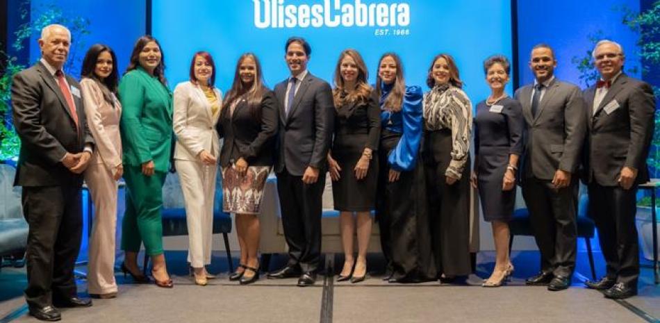 Los panelista junto a socios de Ulises Cabrera