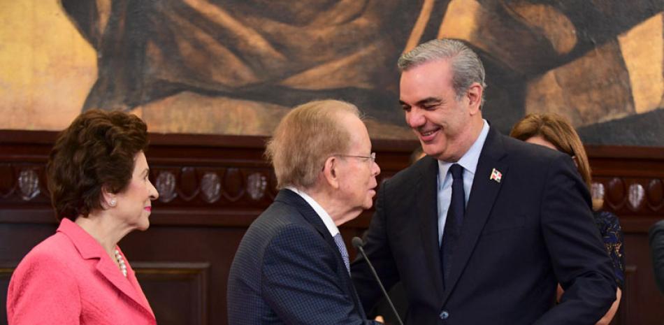 "Senado reconoce trayectoria de Pepín Corripio"| Listín Diario