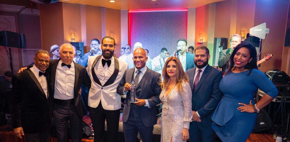 Daniel Reyes (centro), comparte con los doctores Nelton Reyes, Ramón ...