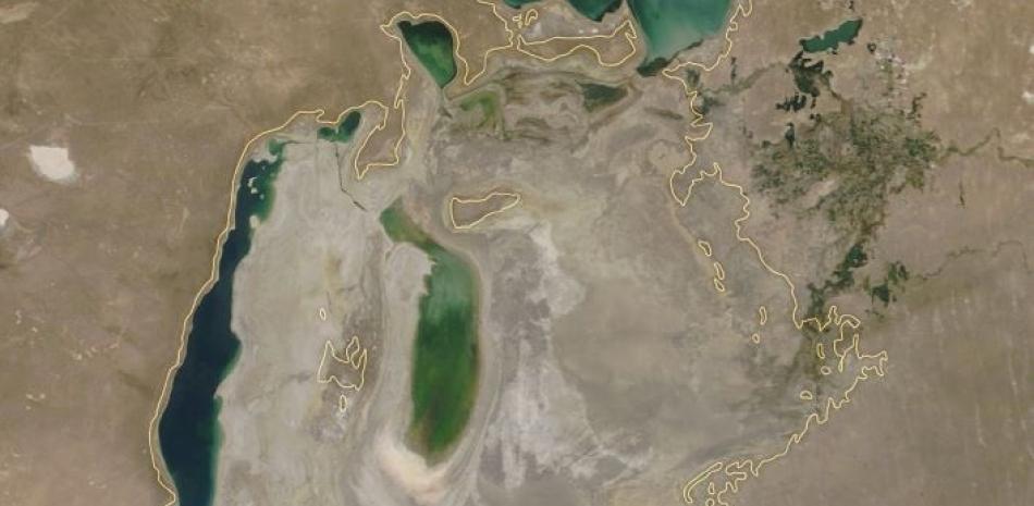 Restos del Mar de Aral. La línea sigue la costa de esta masa de agua en ...