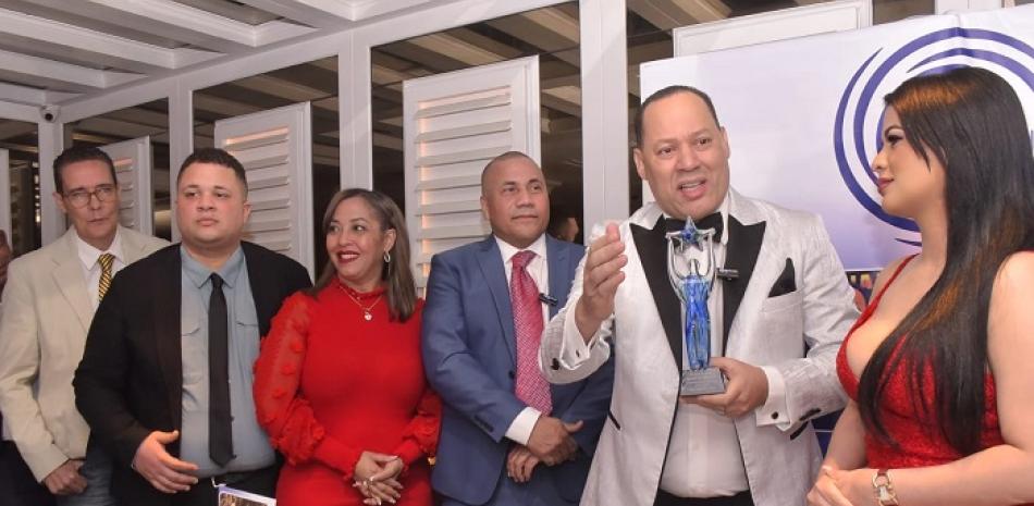 Franklin Mirabal mientras agradecía la distinción en compañía de su ...