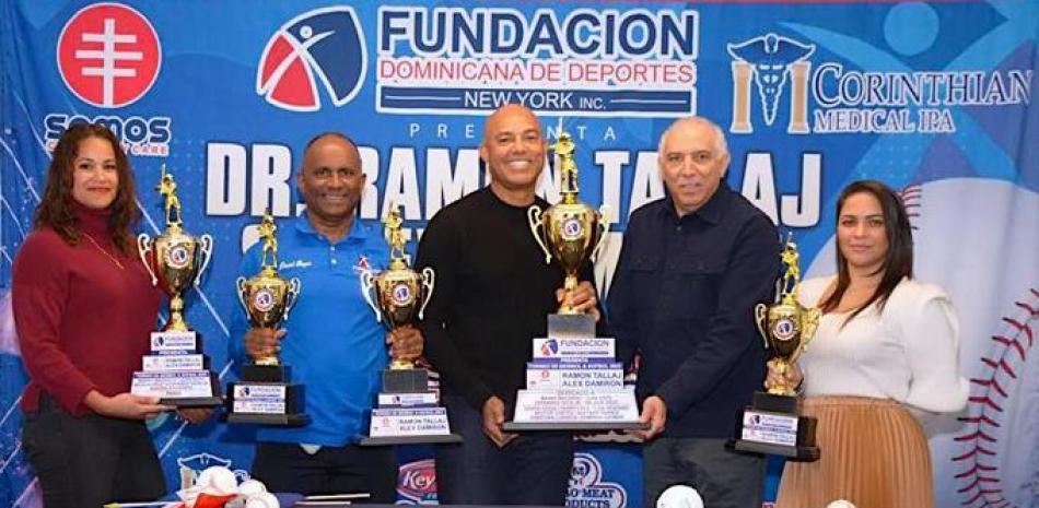 "Mariano Rivera y el doctor Ramón Tallaj presentan trofeos y uniformes ...