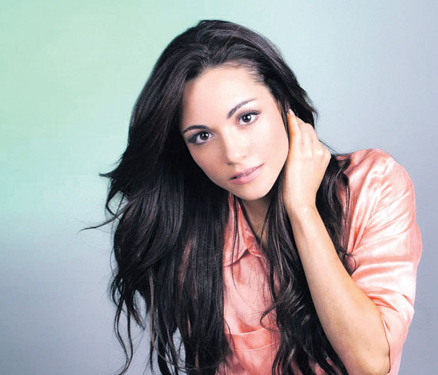 Figura. Sharlene Taulé promueve "San Pedro".