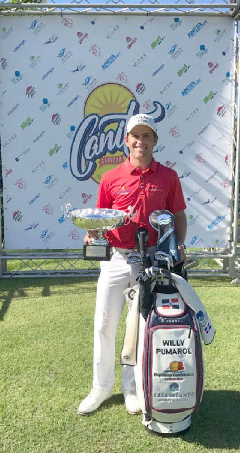 Willy Pumarol muestra su trofeo que lo acredita como el campeón de la ...