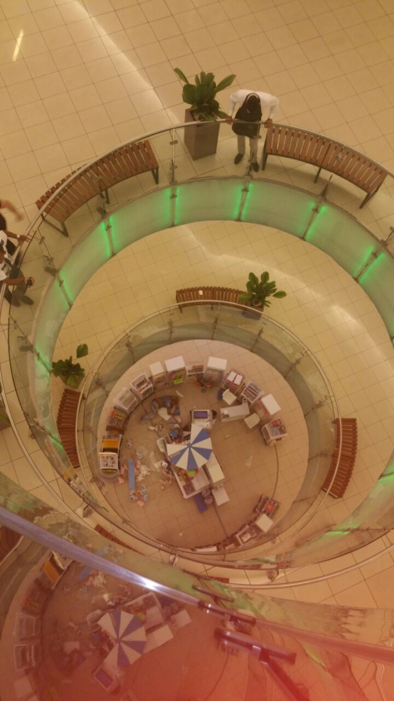 "Un hombre se lanza del cuarto nivel de la plaza Agora Mall"| Listín Diario