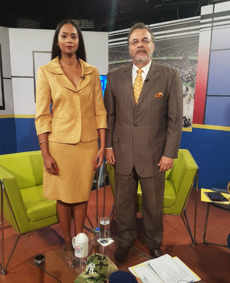 La abogada Mariela Santos y el Comisionado de Béisbol Ricky Noboa ...