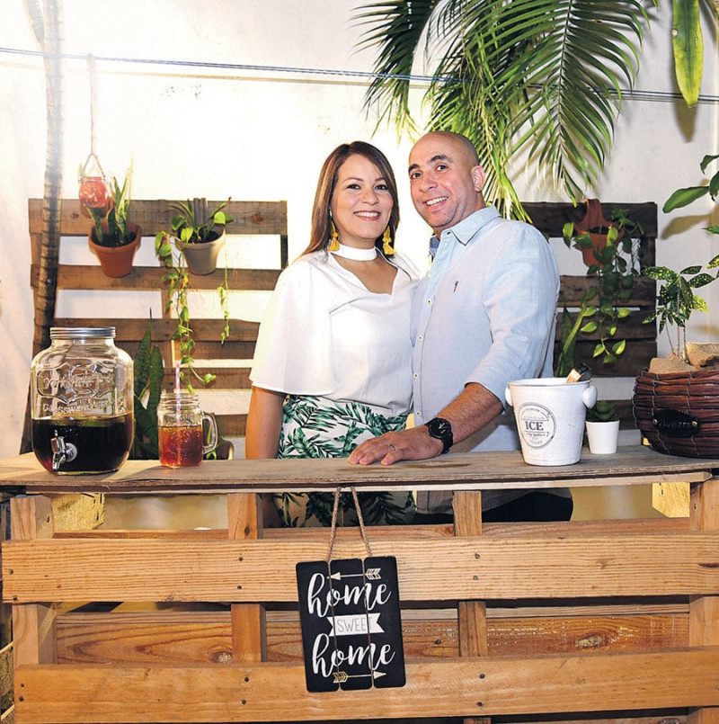 Irving Alberti e Isabel Aracena en el mostrador del amor