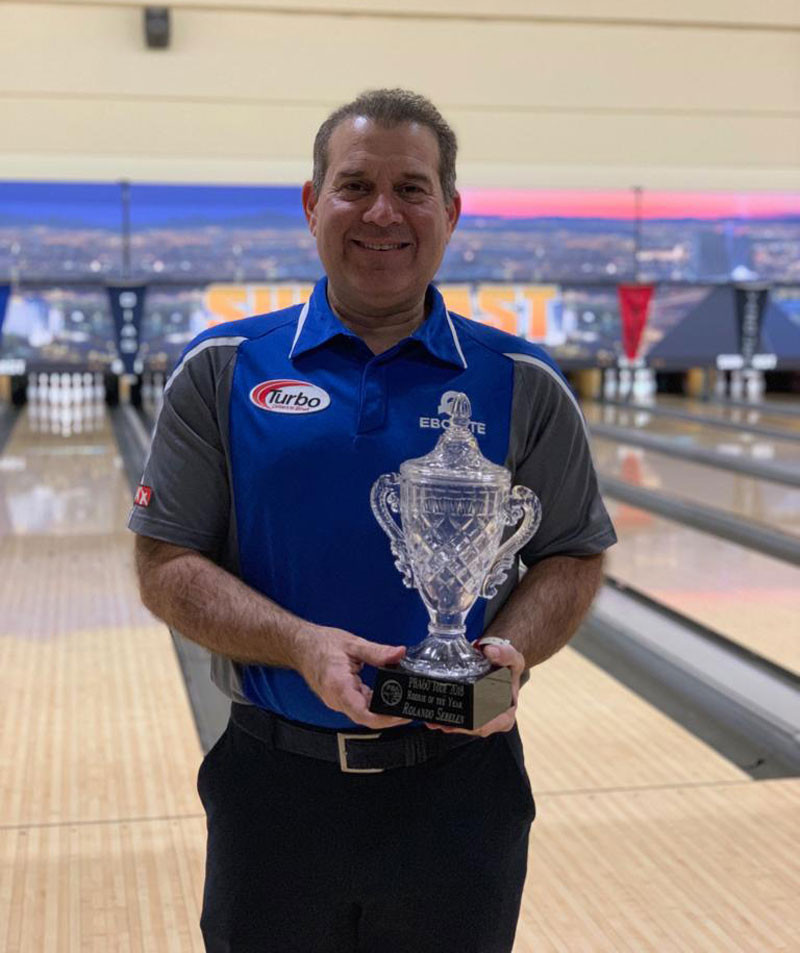 Rolando Antonio Sebelén, con su trofeo que ganó como Novato del Año, en ...