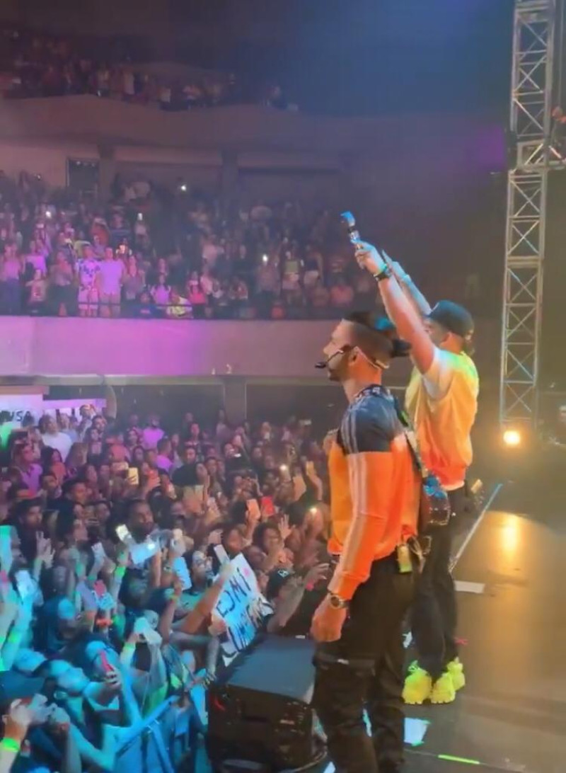 A la izquierda Manuel Turizo y a la derecha su hermano Julián Turizo ...