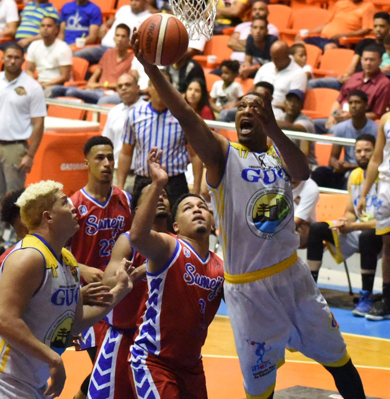 Brandon Dawson de Plaza Valerio fue el mejor anotador con 21 puntos y ...