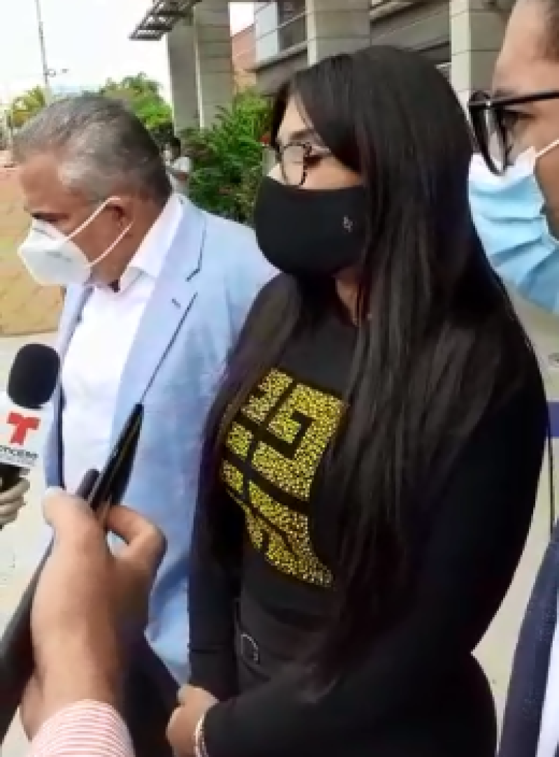 Fary Almanzar Fernández y sus abogados. / Listín