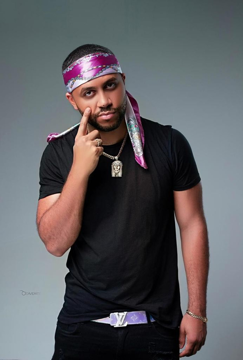 "Dj Adoni destaca con sus mezclas musicales y sus jocosas frases ...