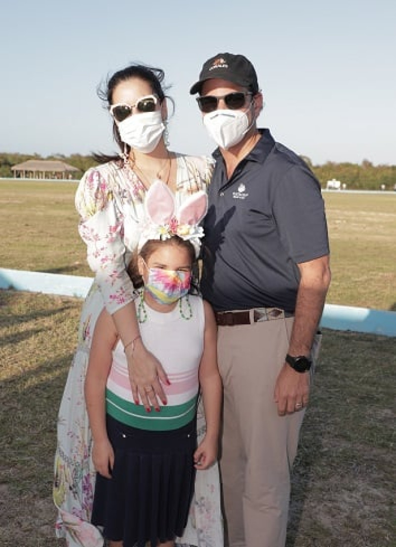 Claudia Calcagno de Rainieri, Frank Elías Rainieri y Catalina Rainieri.
