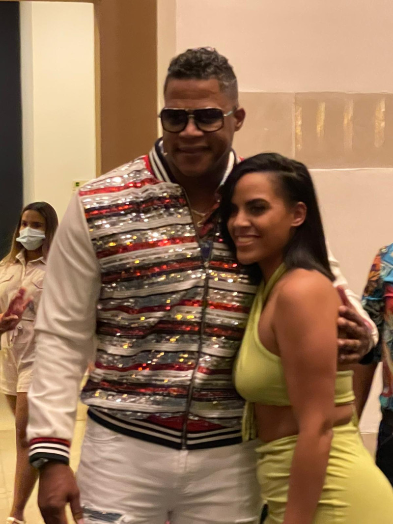 Jandy Ventura se toma una foto junto a una seguidora previo a subir al ...