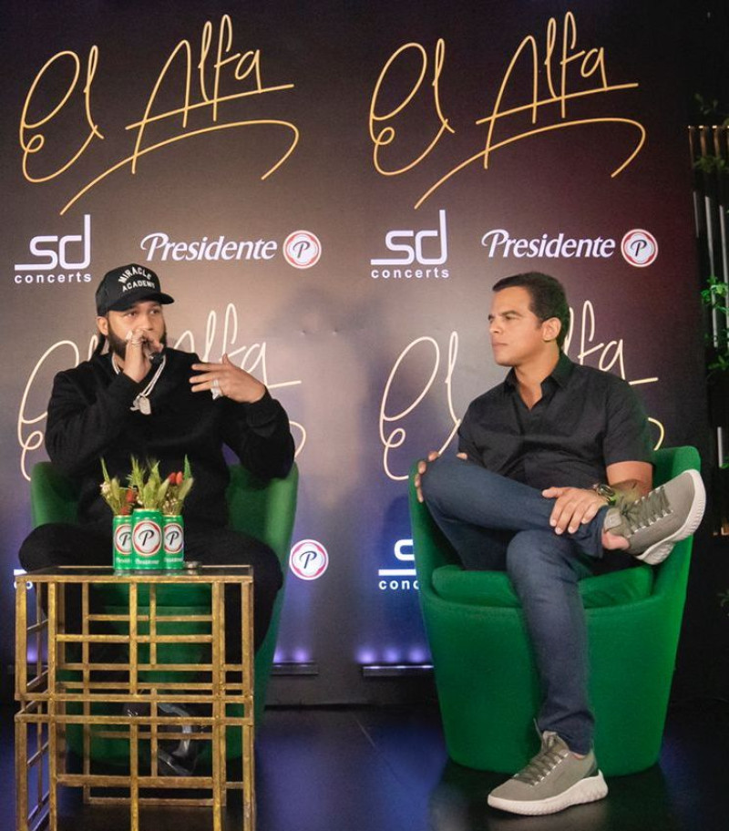 El Alfa y Saymon Díaz durante una rueda de prensa previa al show en el ...