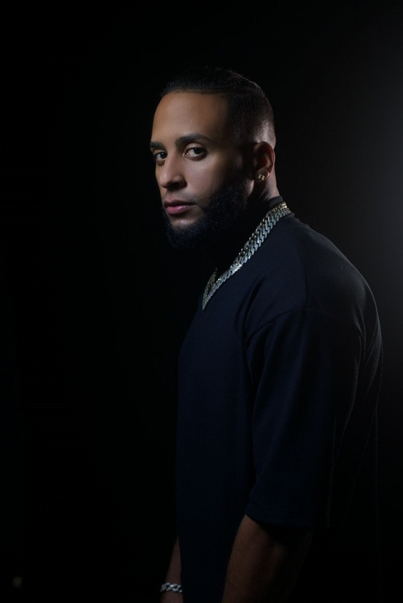 "Adrian Calderón invita al romance con “Esclavo de ti”"| Listín Diario