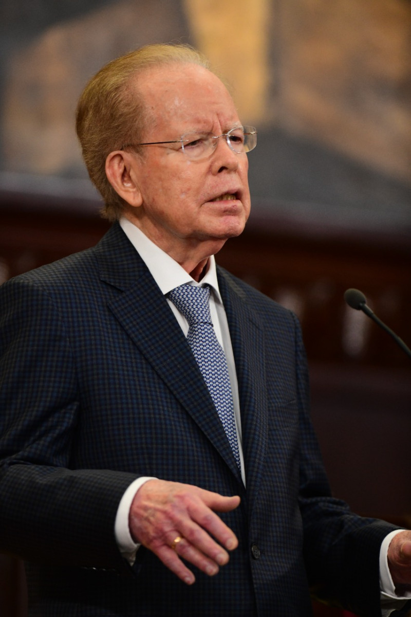 Don José Luís Corripio Estrada mientras hablaba en el reconocimiento ...