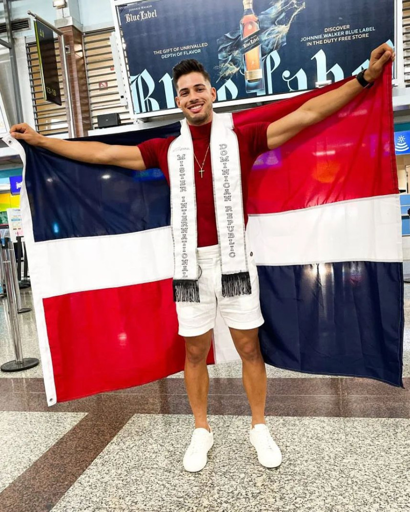 El modelo dominicano Manu Franco gana el título de Míster International ...