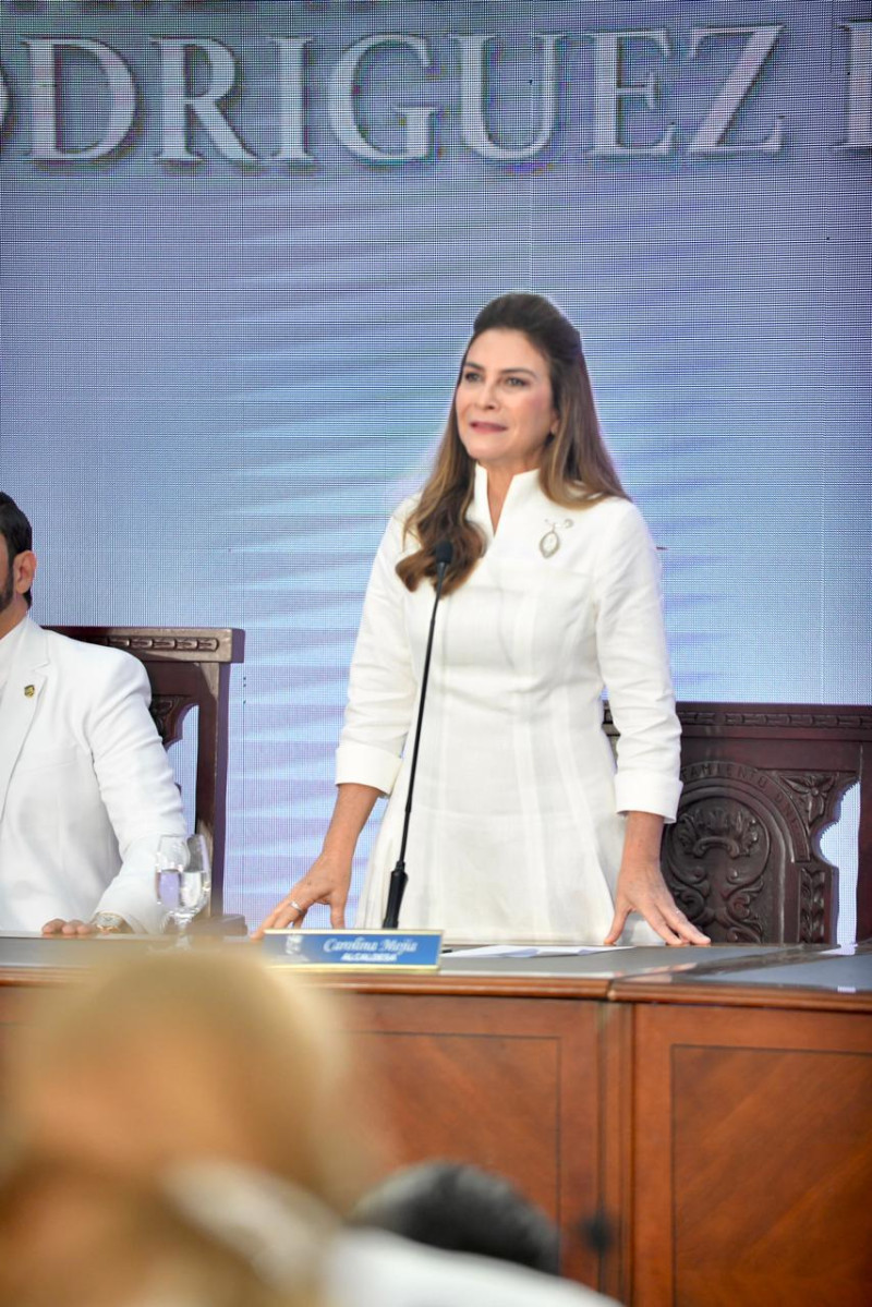 Ya no tenemos deudas”, dice Carolina Mejía al presentar memorias de ...